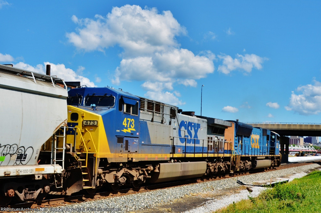 CSX 473 still looks good in YN2 paint.